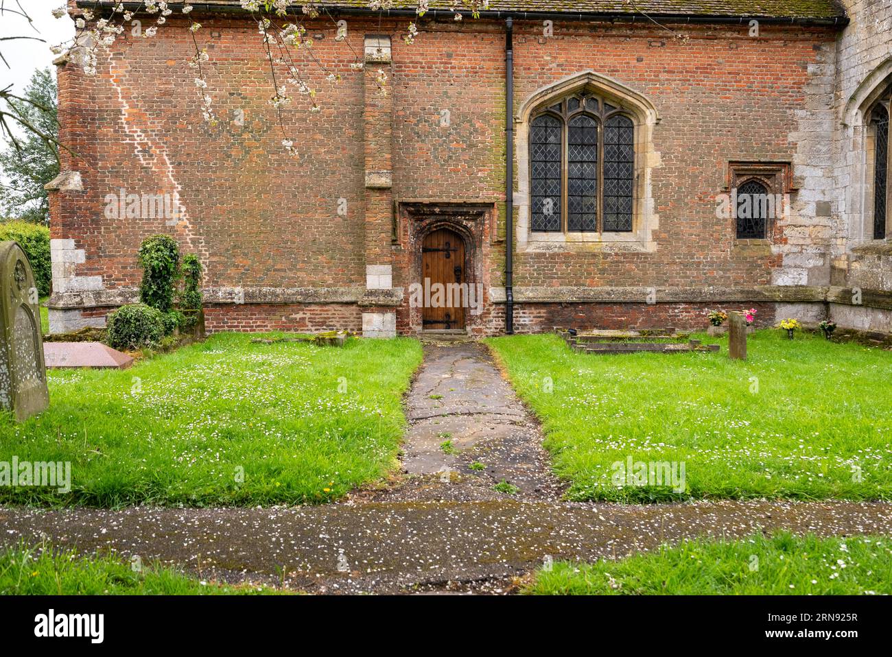 Gothic church yards hi-res stock photography and images - Alamy
