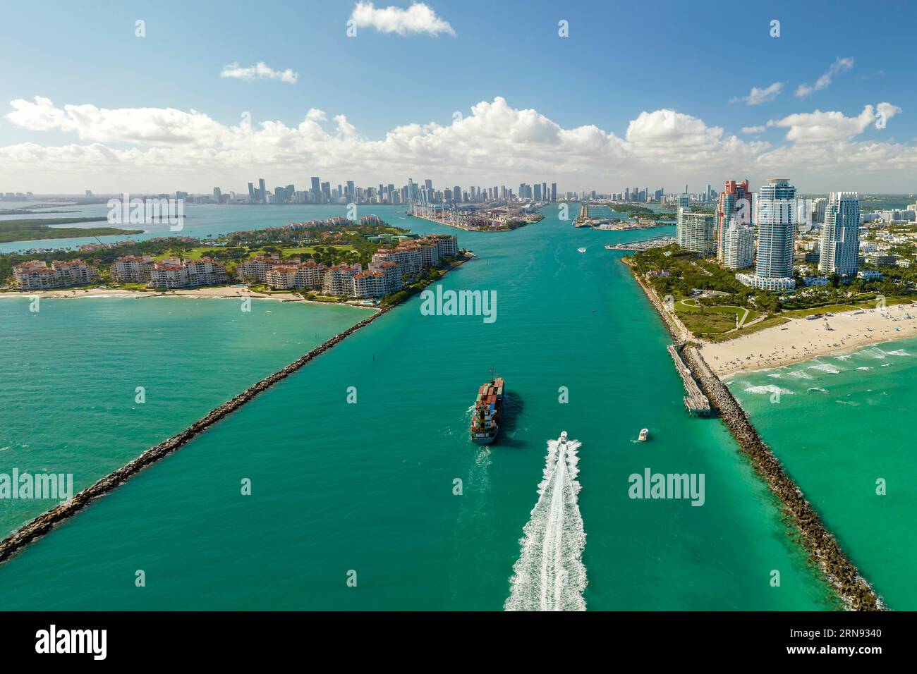 Miami beach skyline cityscape cargo hi-res stock photography and images ...
