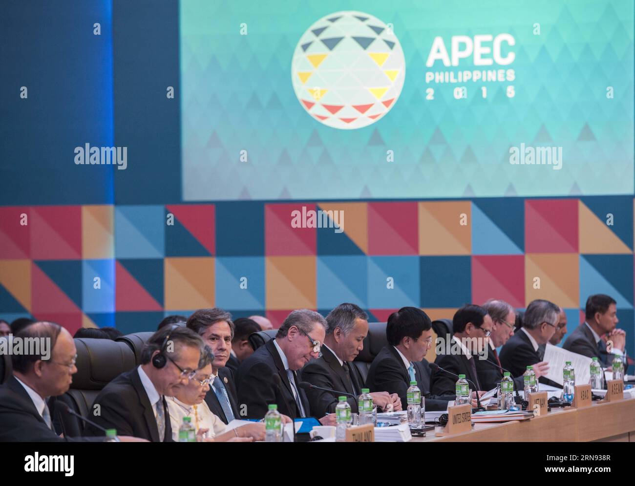 (151116) -- MANILA, Nov. 16, 2015 -- Officials attend the Asia-Pacific ...