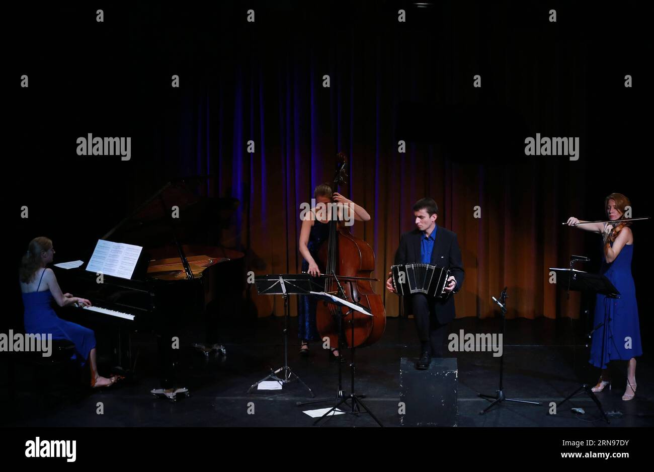 (151122) -- FRANKFURT, Nov. 22, 2015 -- Judy Ruks, Anna-Maria Huhn ...