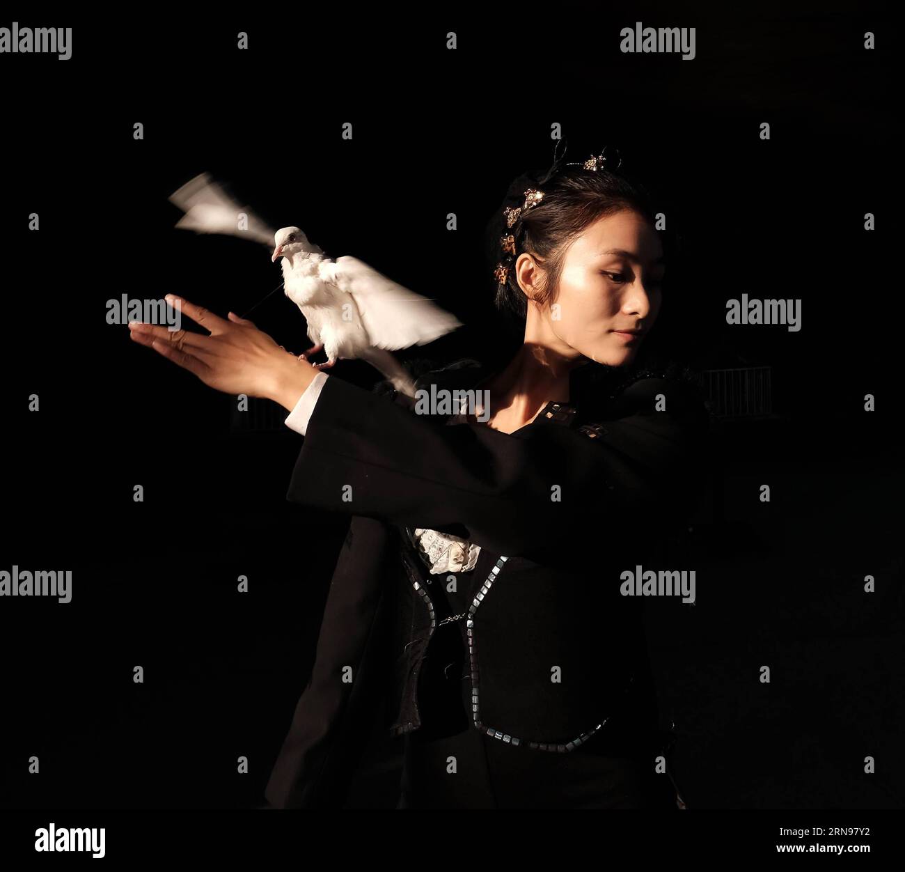 (151123) -- NANTONG, Nov. 23, 2015 -- Magician Ding Yang has a ...