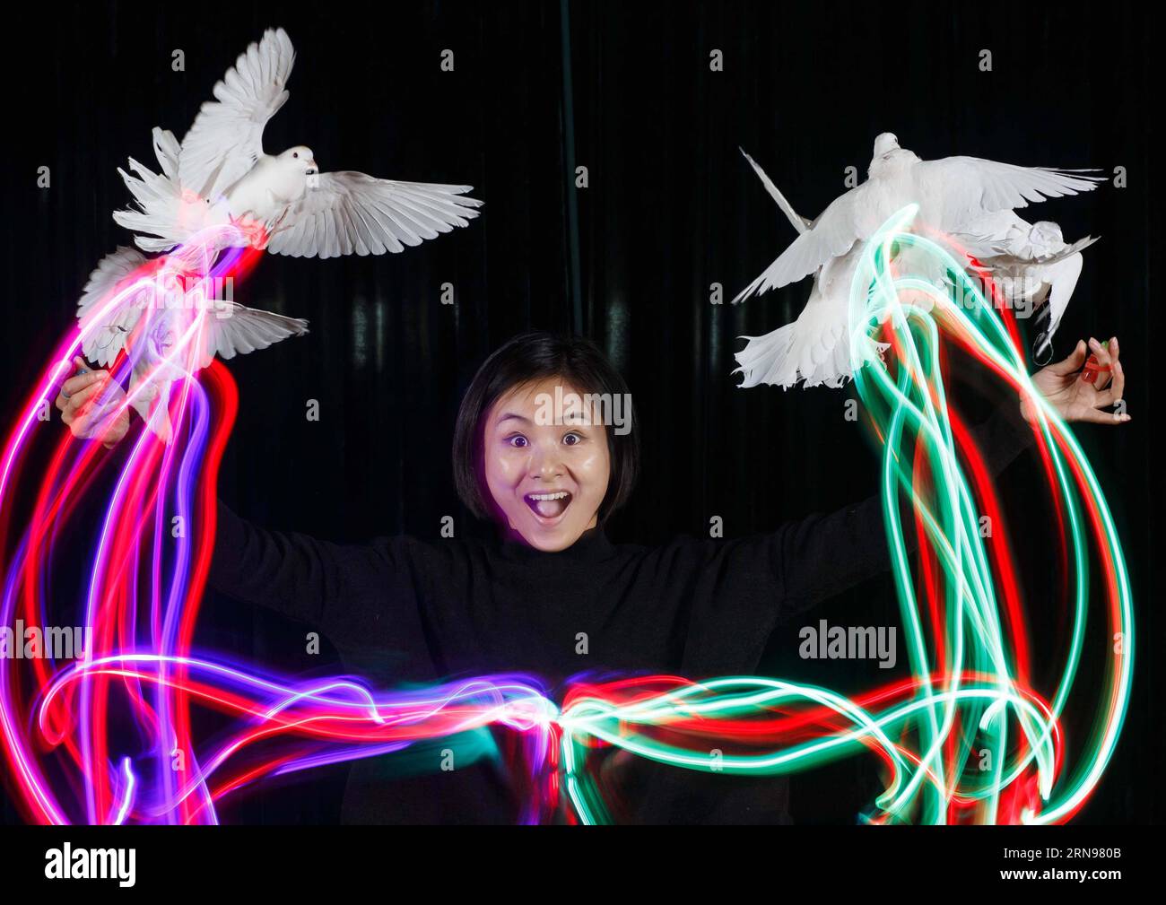 (151123) -- NANTONG, Nov. 23, 2015 -- Magician Ding Yang has a ...