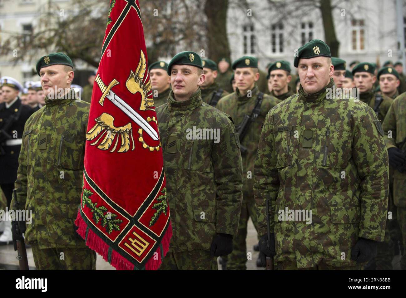 Litauen: Militärparade in Vilnius (151123) -- VILNIUS, Nov. 23, 2015 ...