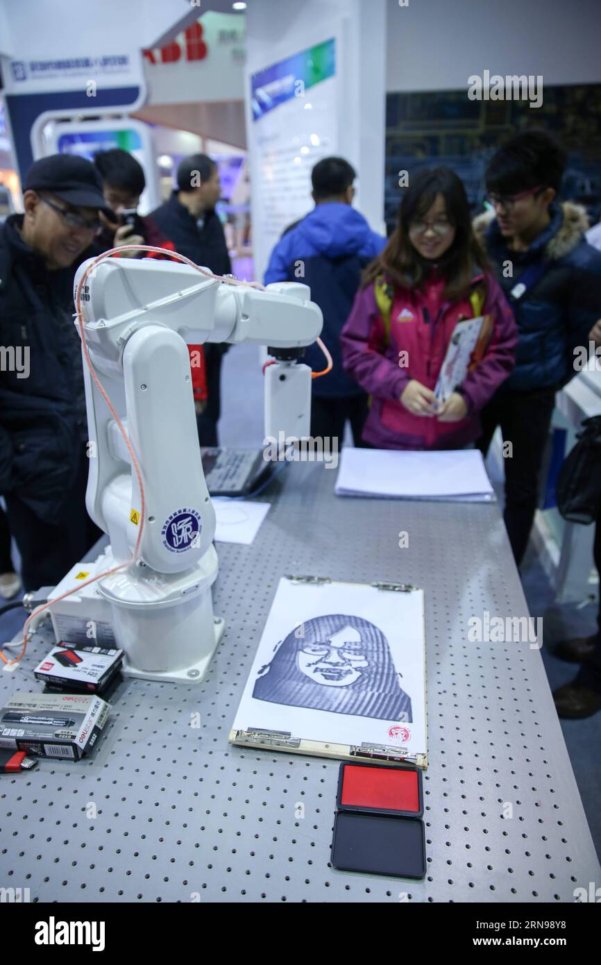 (151124) -- BEIJING, Nov. 24, 2015 -- Visitors watch a robot that can ...