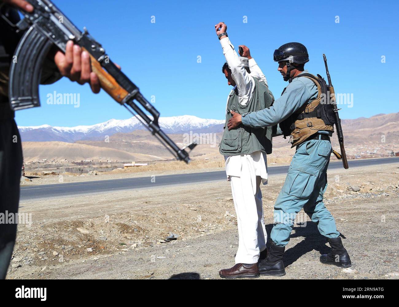 Security frisk hi-res stock photography and images - Alamy