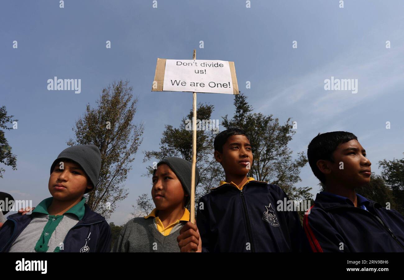 (151127) -- KATHMANDU, Nov. 27, 2015 -- Nepalese school children hold a ...
