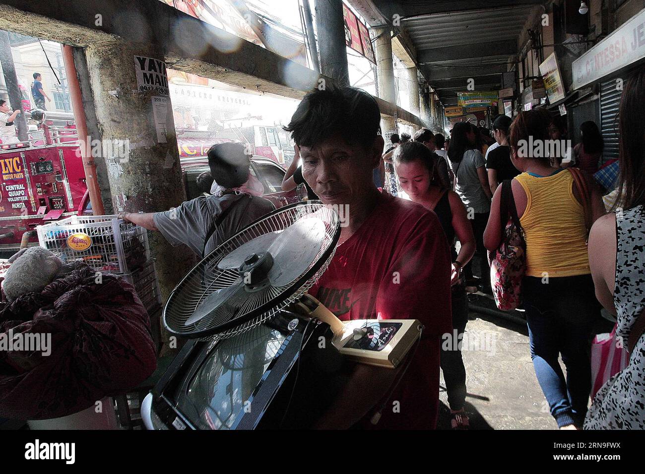 Philippines manila slum scene in hi-res stock photography and images ...