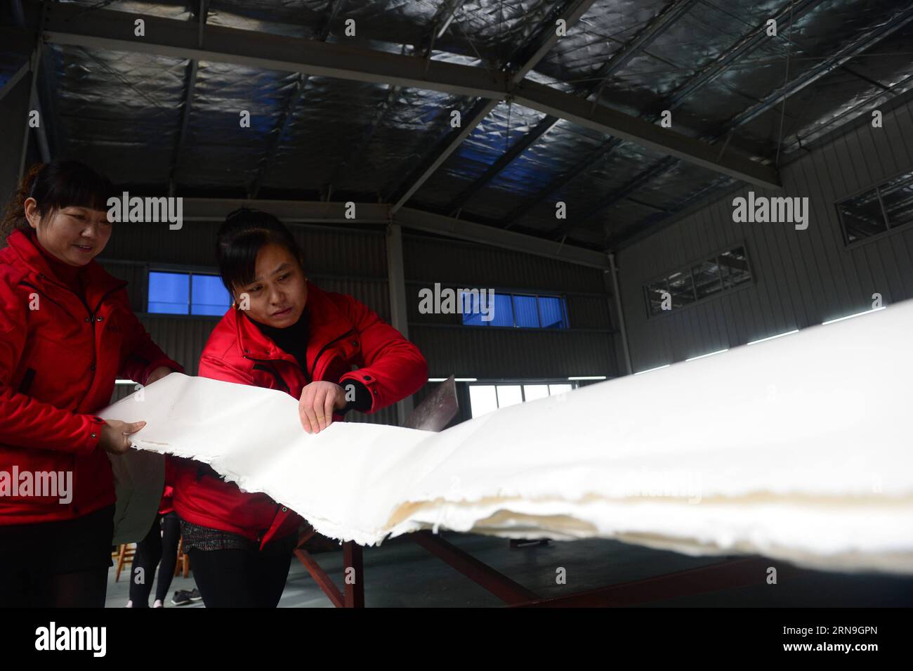 (151206) -- HEFEI, Dec. 6, 2015 -- Workers cut super xuan paper at a ...