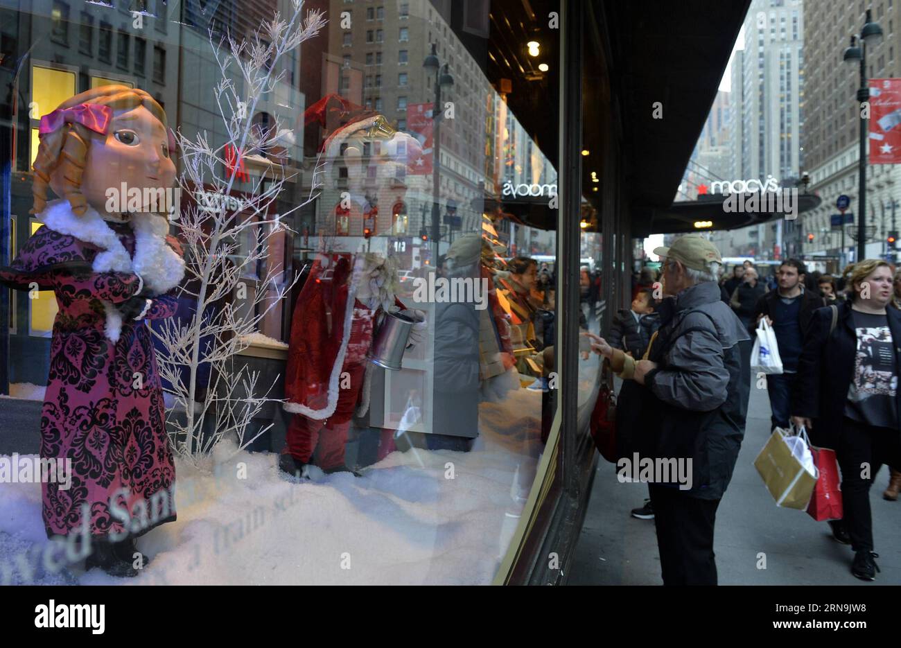 (151209) -- NEW YORK, Dec. 9, 2015 -- Visitors watch the Macy s holiday ...