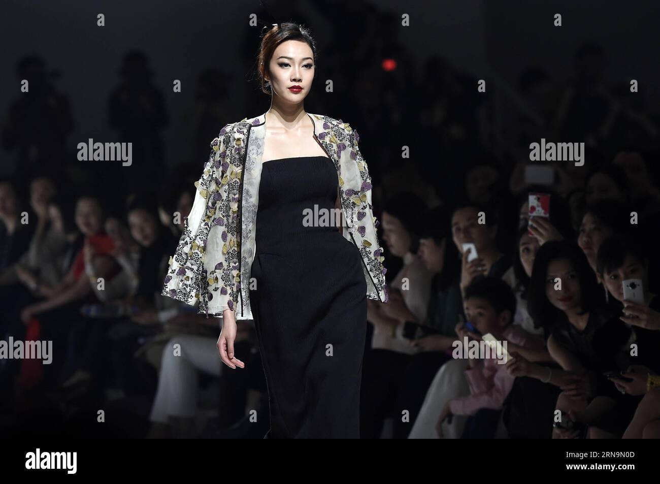 (151212) -- BEIJING, Dec. 12, 2015 -- A model presents a creation ...