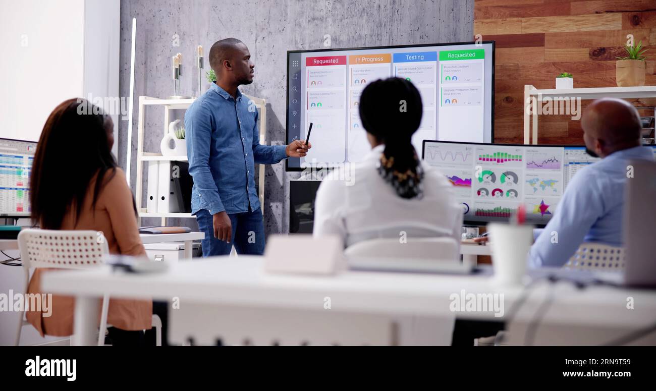 Woman giving presentation computers hi-res stock photography and images ...