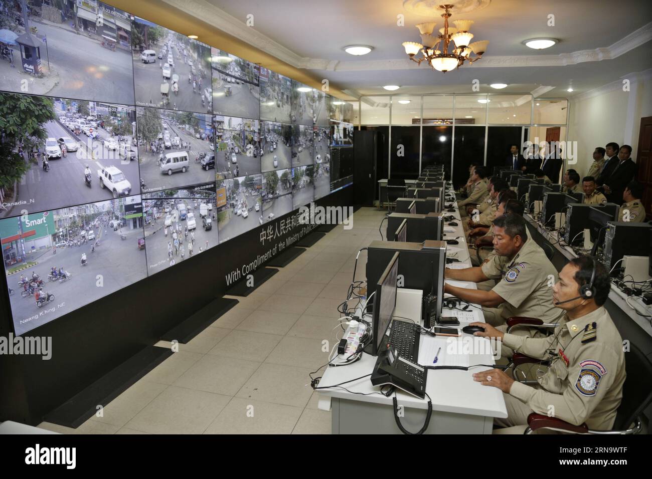 (151222) -- PHNOM PENH, Dec. 22, 2015 -- Cambodian police watch ...