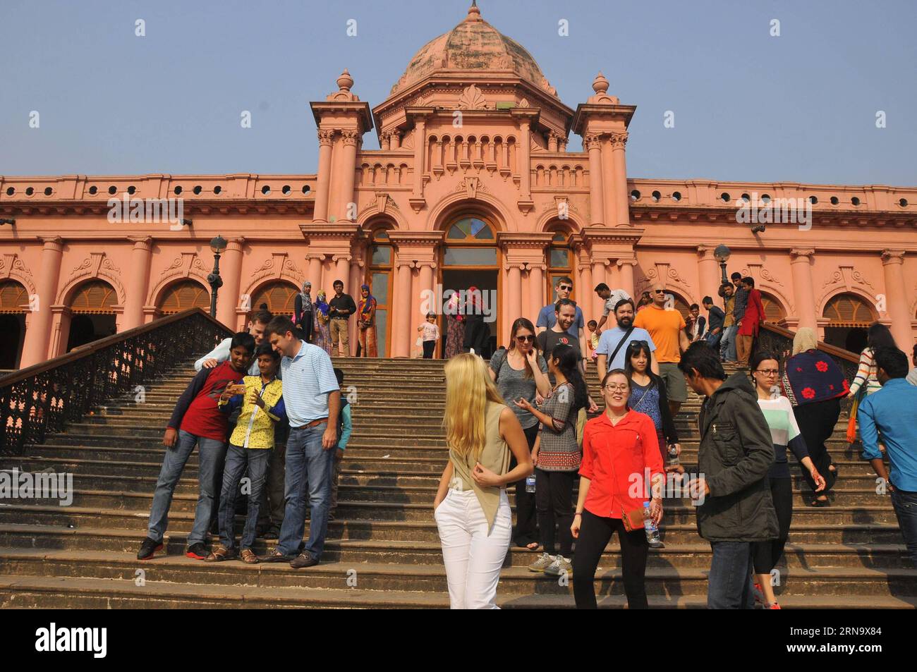 (151223) -- DHAKA, Dec. 22, 2015 -- Tourists visit a historical site ...