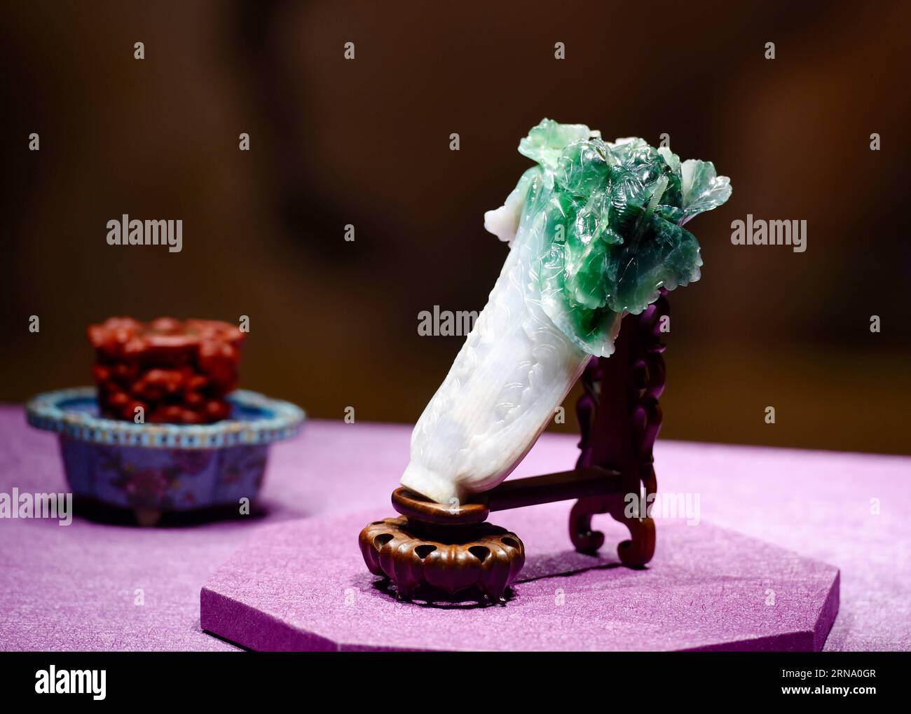 (151228) -- CHIAYI, Dec. 28, 2015 -- A jade cabbage is displayed at the ...