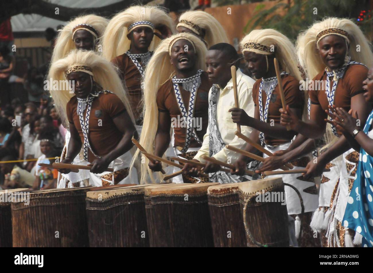 (151228) -- CALABAR(NIGERIA), Dec. 28, 2015 -- Performers play drums ...