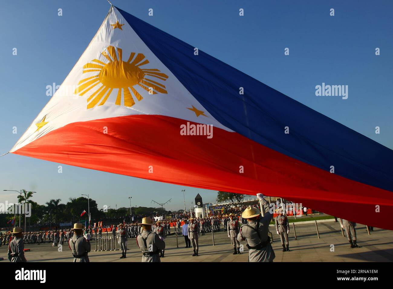 Bilder des Tages (151230) -- MANILA, Dec. 30, 2015 -- Soldiers hoist ...