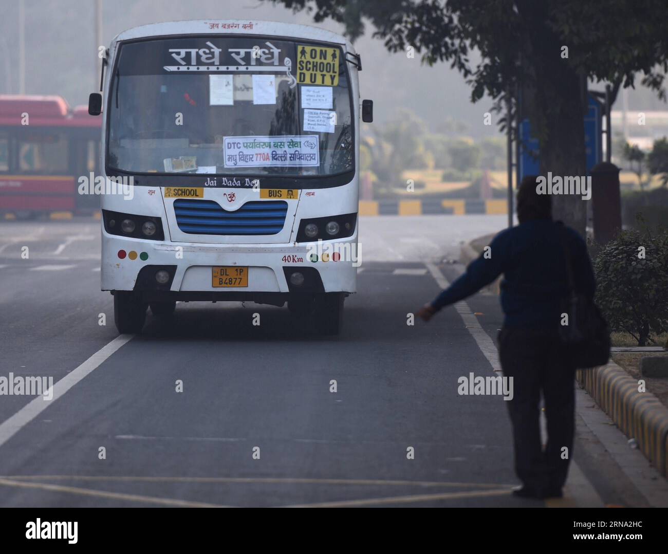 (160101) -- NEW DELHI, Jan. 1, 2016 -- A passenger waits for a shuttle ...