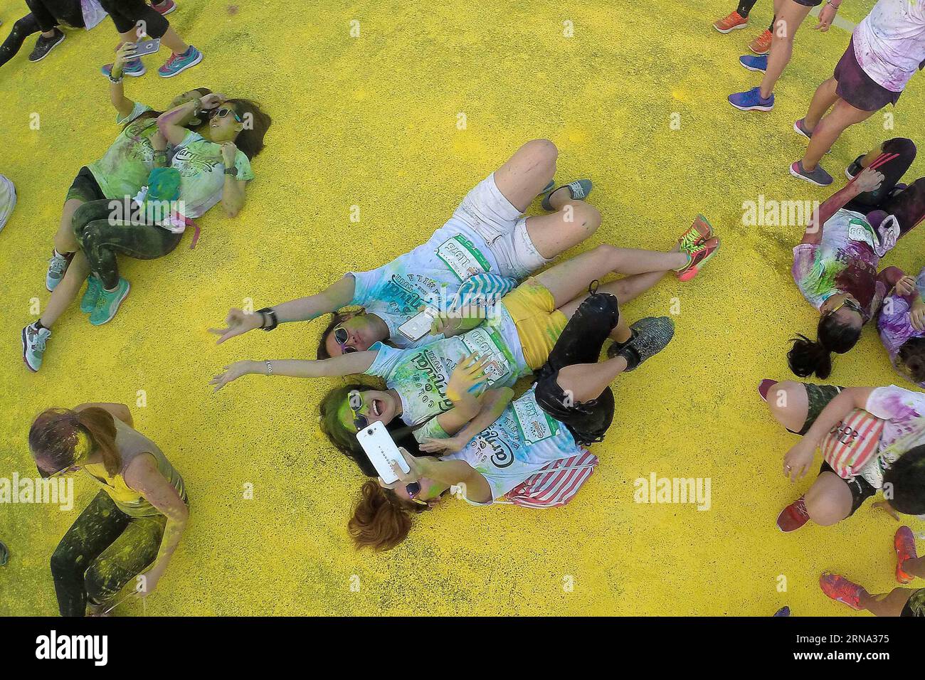(160103) -- PASAY CITY, Jan. 3, 2016 -- Runners take selfies as they ...