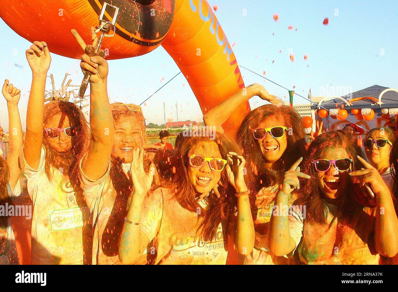 (160103) -- PASAY CITY, Jan. 3, 2016 -- Runners enjoy themselves during ...
