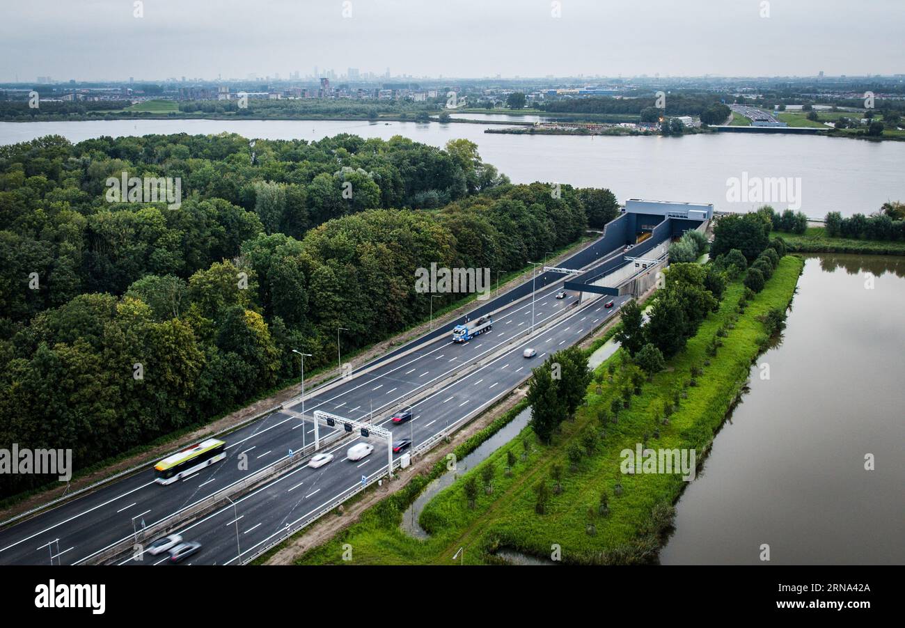 HEINENOORD - Drone photo of the Heinenoordtunnel on the A29. The tunnel ...