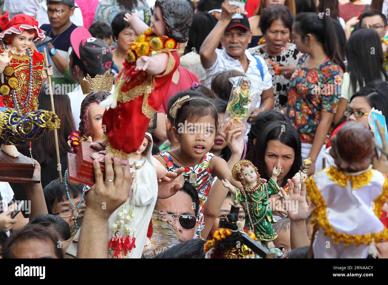 Bilder des Tages People attend the Feast of the Santo Nino celebrations ...