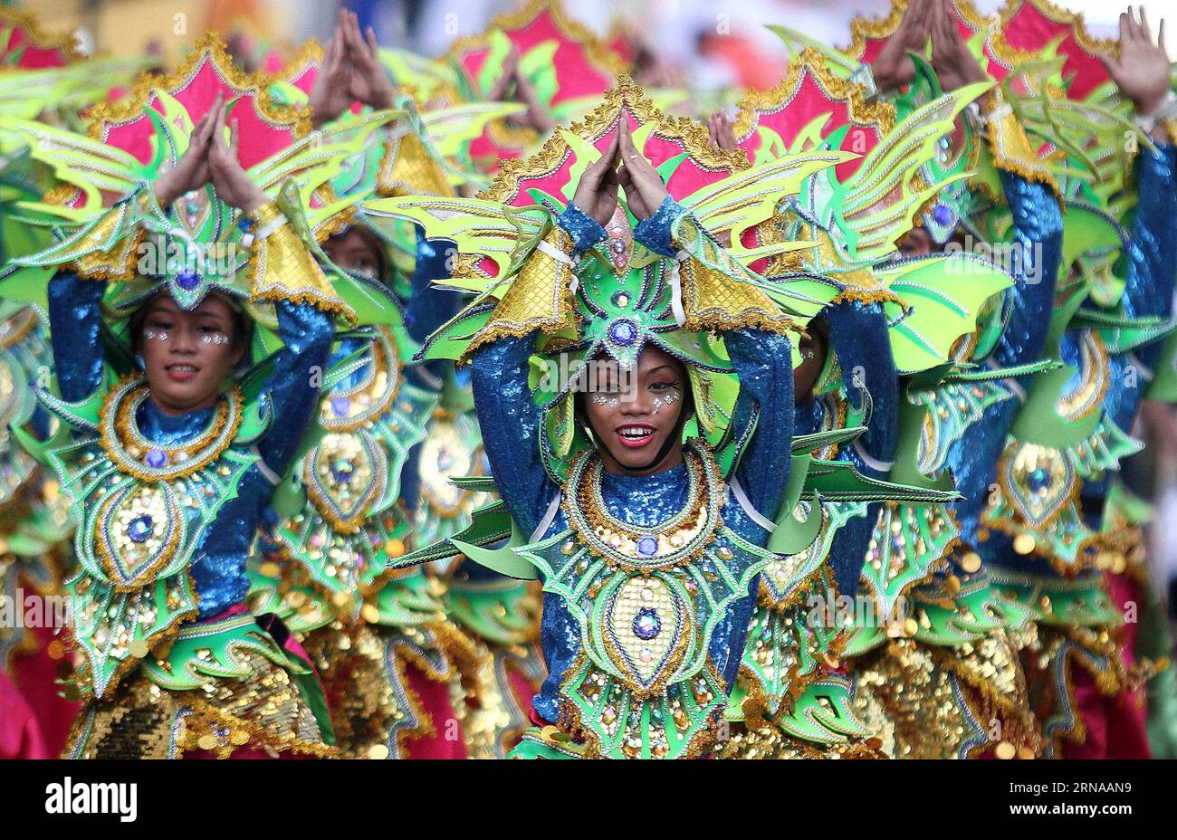 Bilder des Tages (160117) -- CEBU, Jan. 17, 2016 -- Dancers wearing ...