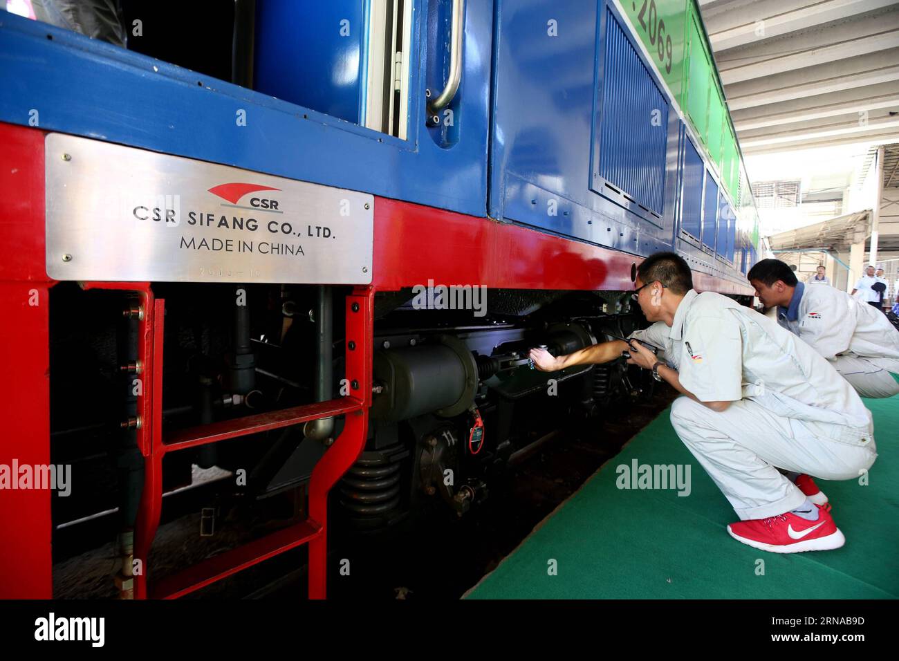 (160118) -- YANGON, Jan. 18, 2016 -- Staff members of Sifang Co., Ltd ...
