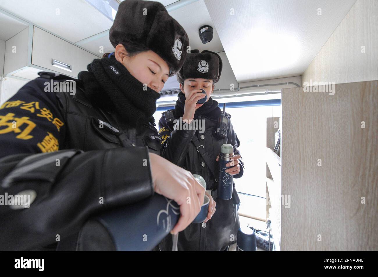 (160119) -- HARBIN, Jan. 19, 2016 -- Policewomen drink hot water at a ...