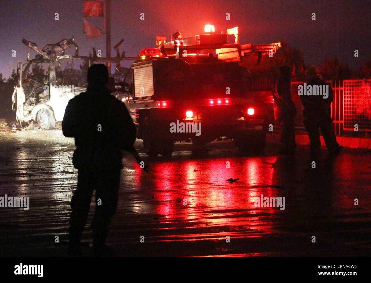 (160121) -- KABUL, Jan. 20, 2016 -- A soldier stands guard at the site ...