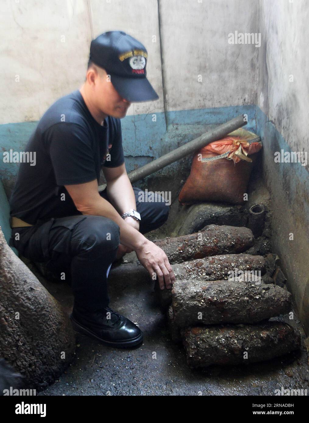 (160121) -- MANILA, Jan. 21, 2016 -- A member of the Philippine ...