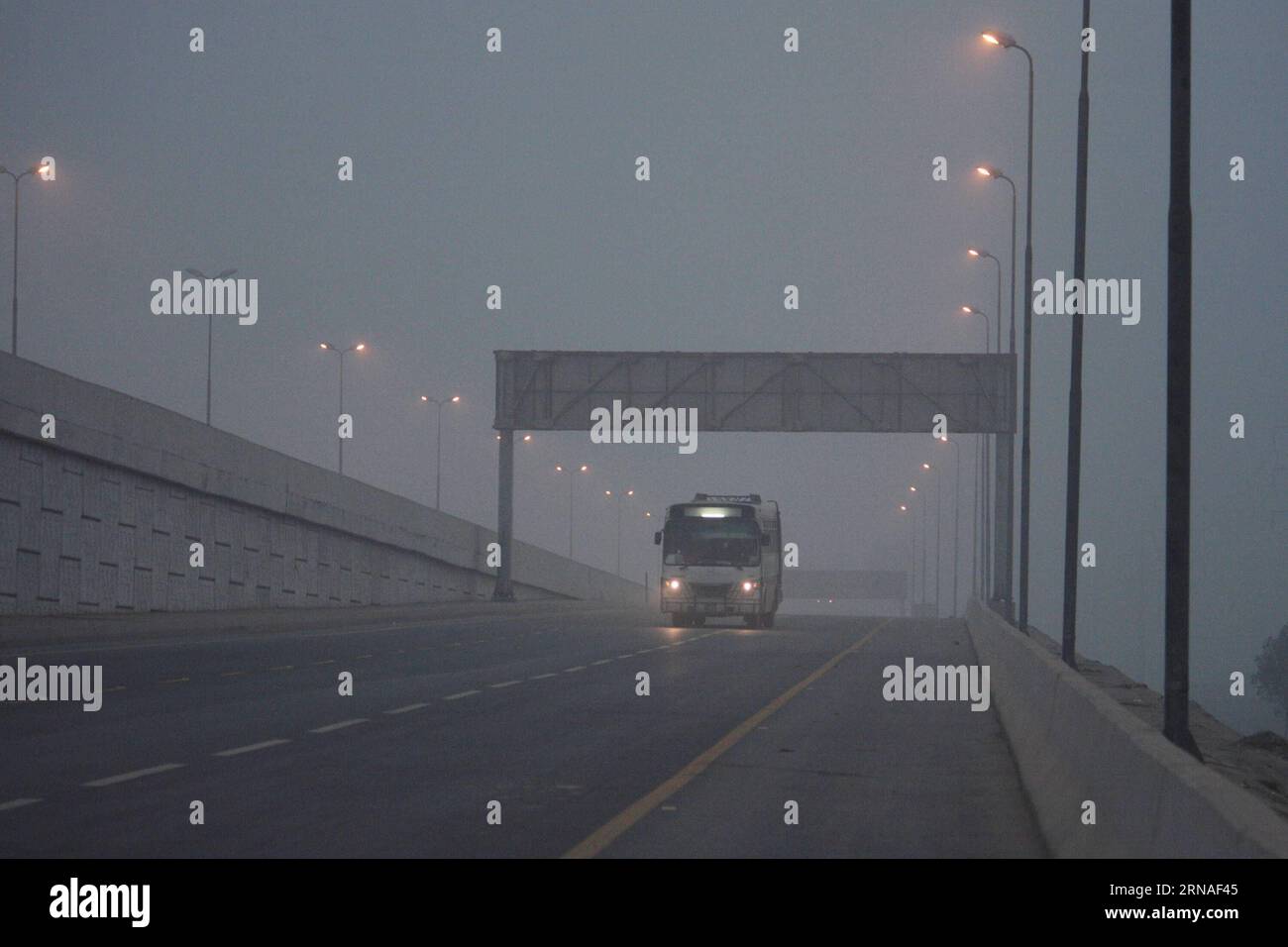 (160123) -- LAHORE, Jan. 23, 2016 -- A vehicle runs in dense fog in ...