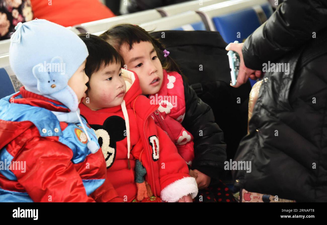 (160124) -- BEIJING, Jan. 24, 2016 -- Children watch cartoons at the ...