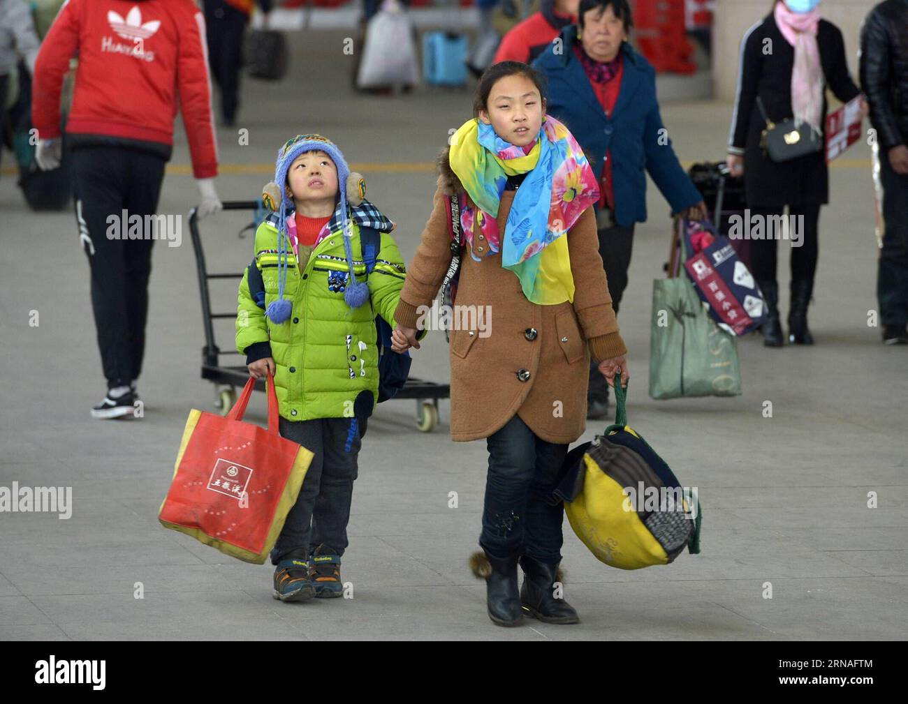 (160124) -- YINCHUAN, Jan. 24, 2016 -- Children prepare to board the ...