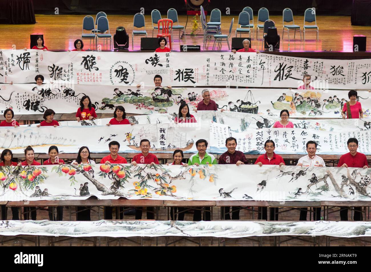 (160131) -- KELANG, Jan. 31, 2016 -- Painters show their painting in ...