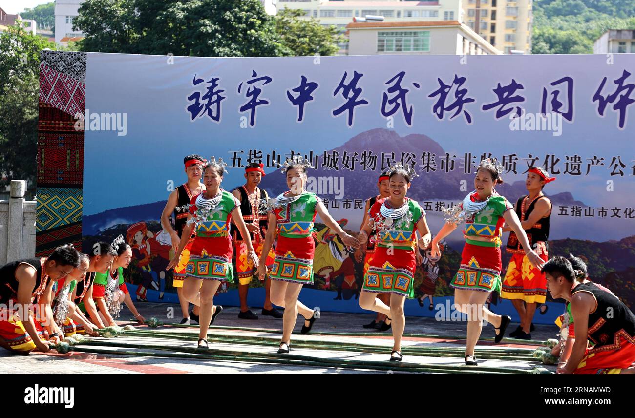 People select and buy products at the Hlai market in Wuzhishan City ...