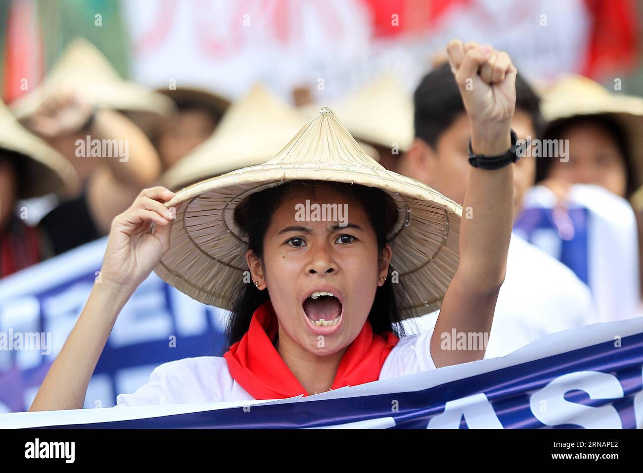 (160204) -- MANILA, Feb. 4, 2016 -- An activist shouts slogans during a ...