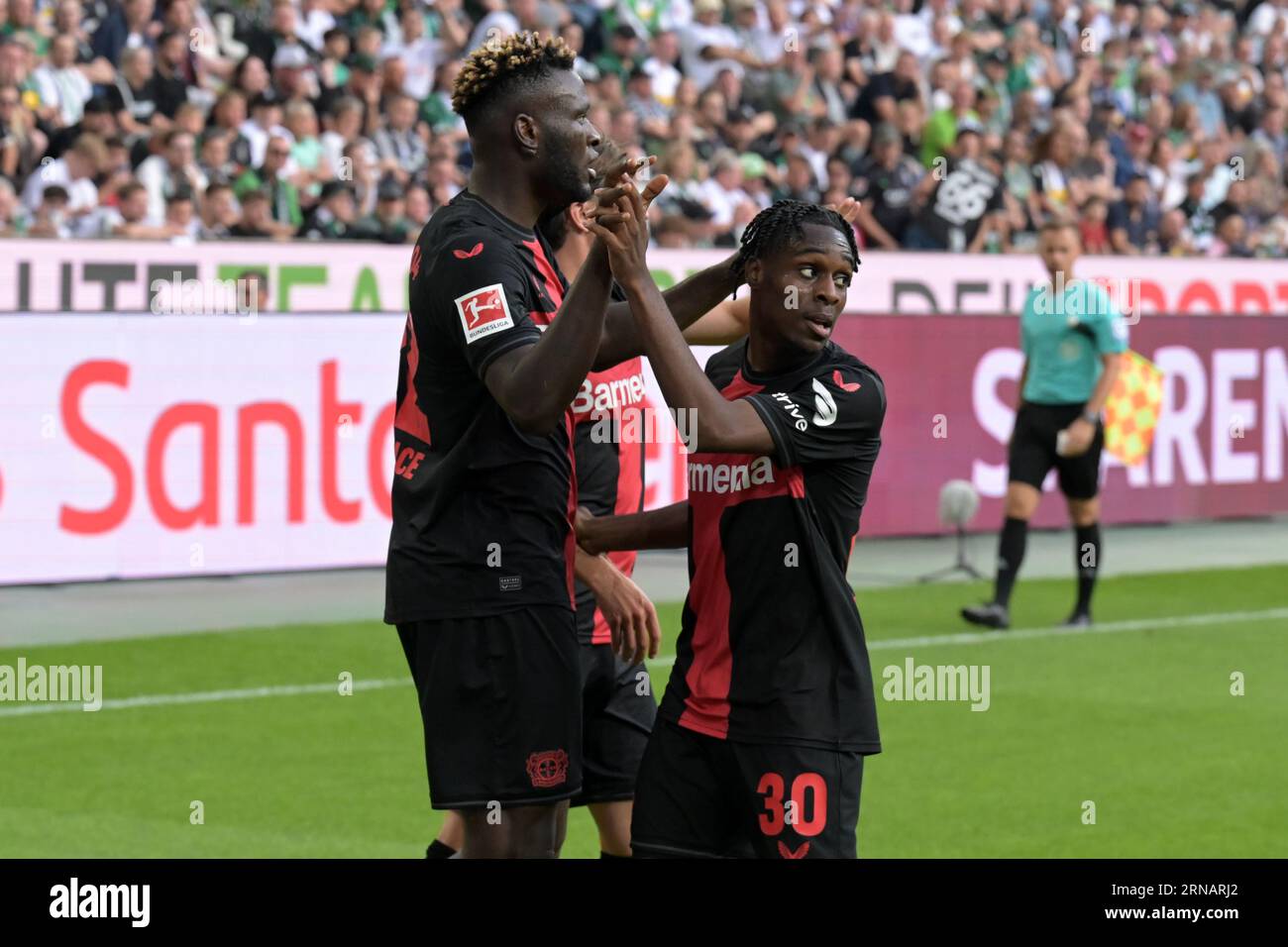 MONCHENGLADBACH - (lr)) Victor Boniface of Bayer 04 Leverkusen, Jeremie ...