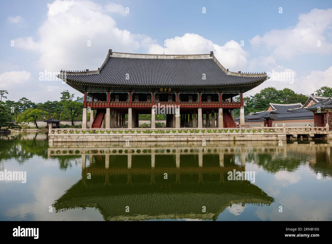 The Gyeonghoeru Pavilion in Gyeongbokgung Palace, the banquet hall for ...