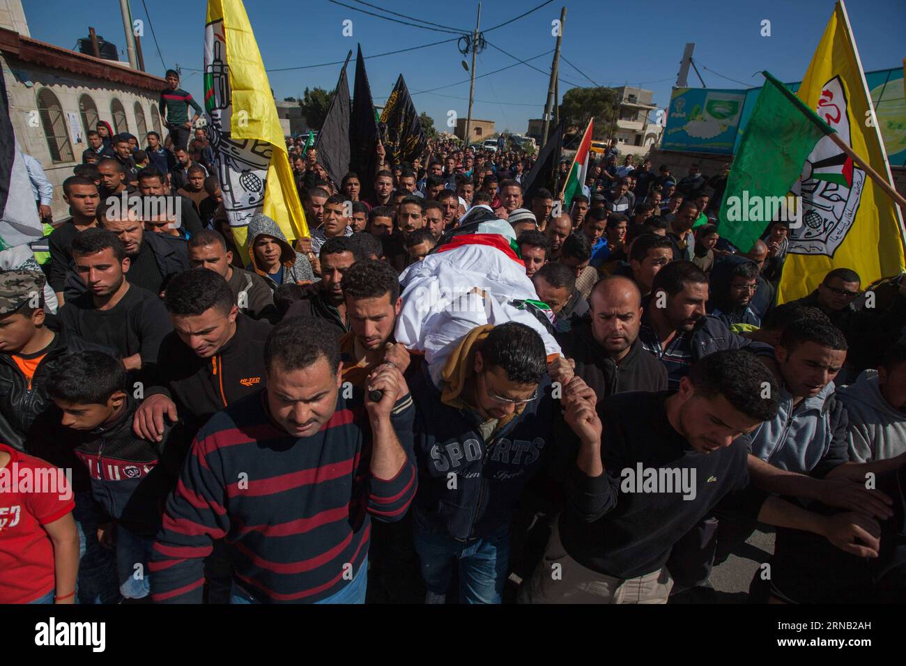 (160215) -- BETHLEHEM, Feb. 15, 2016 -- Palestinians carry the body of ...