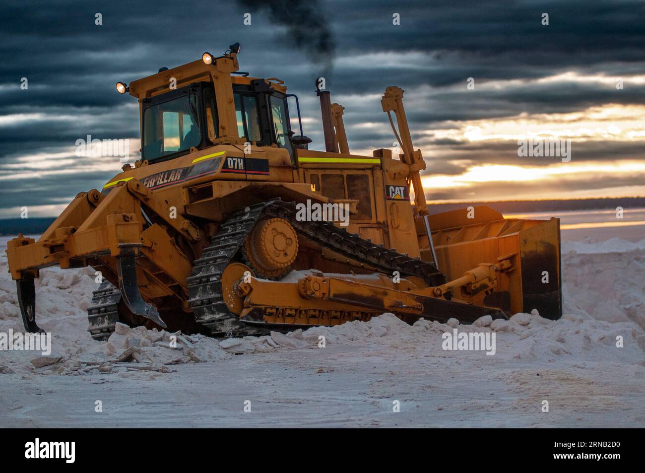 Caterpillar DH7 bulldozer used to harvest salt at WA Salt Supply ...