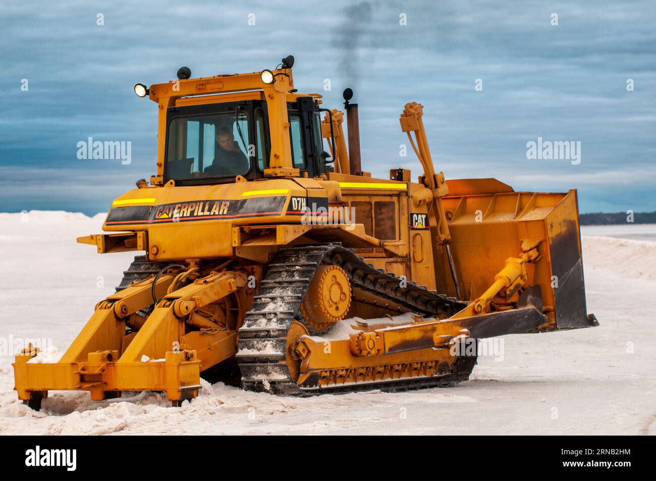 Caterpillar DH7 bulldozer used to harvest salt at WA Salt Supply ...