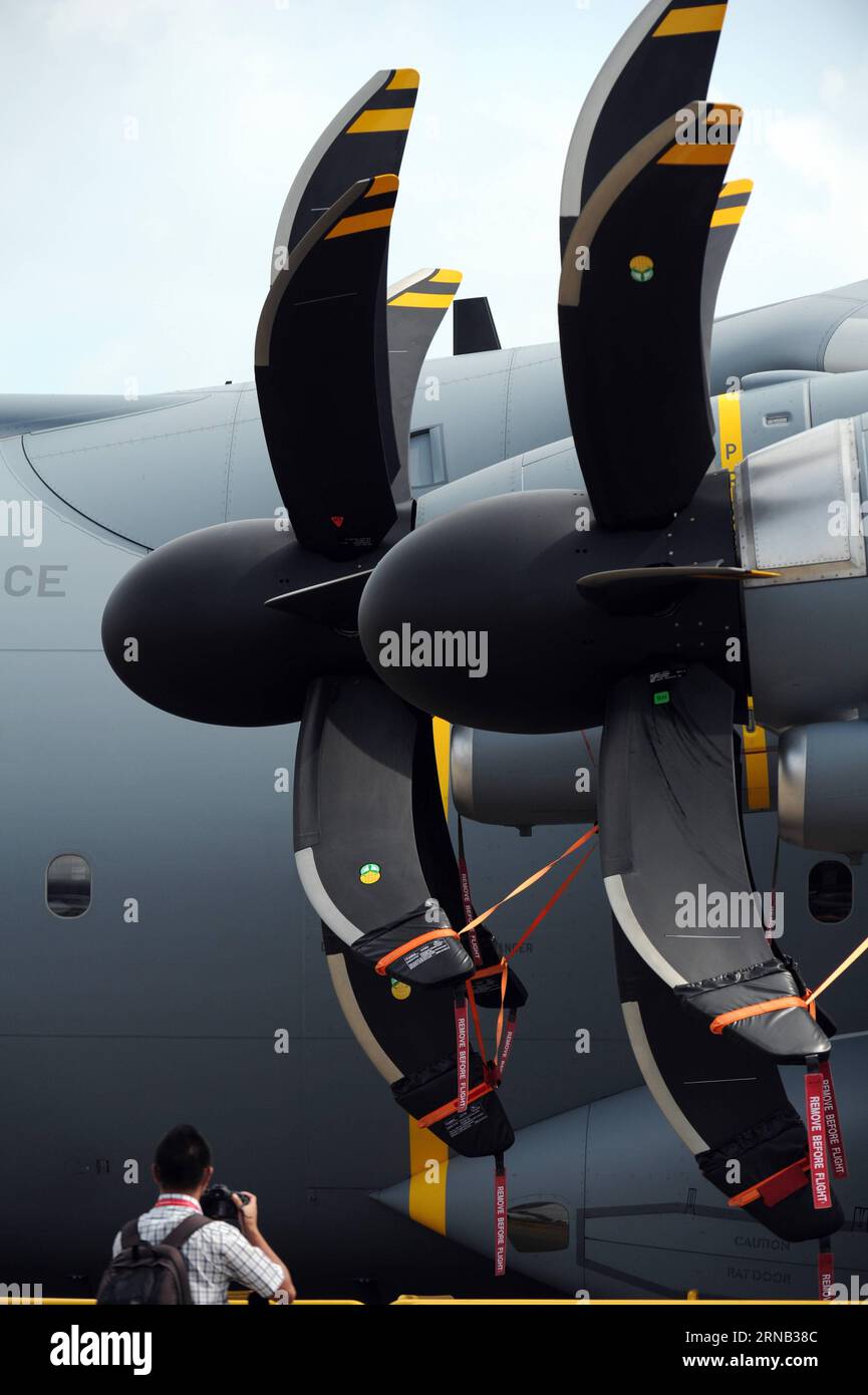 (160217) -- SINGAPORE, Feb. 17, 2016 -- A visitor takes photos of the ...