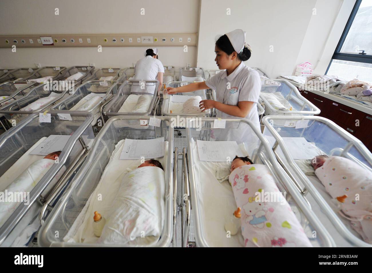 Newborns hospital maternity hi-res stock photography and images - Alamy