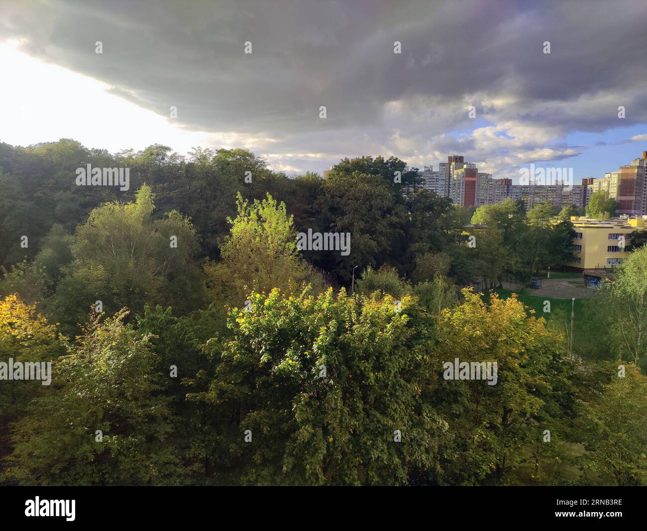 Autumn in the city, fall urban background. Seasons in the city ...