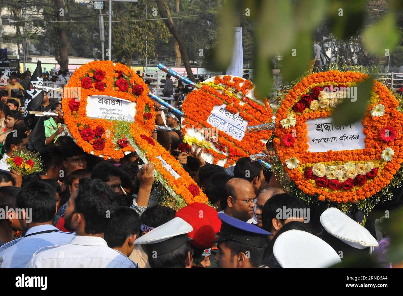 (160221) -- DHAKA, Feb. 21, 2016 -- Bangladesh people pay tributes with ...