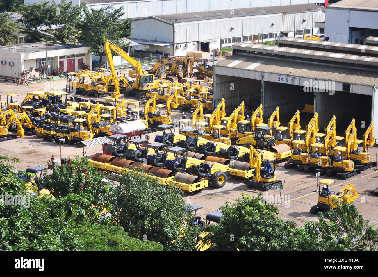 Heavy equipment yard hi-res stock photography and images - Alamy