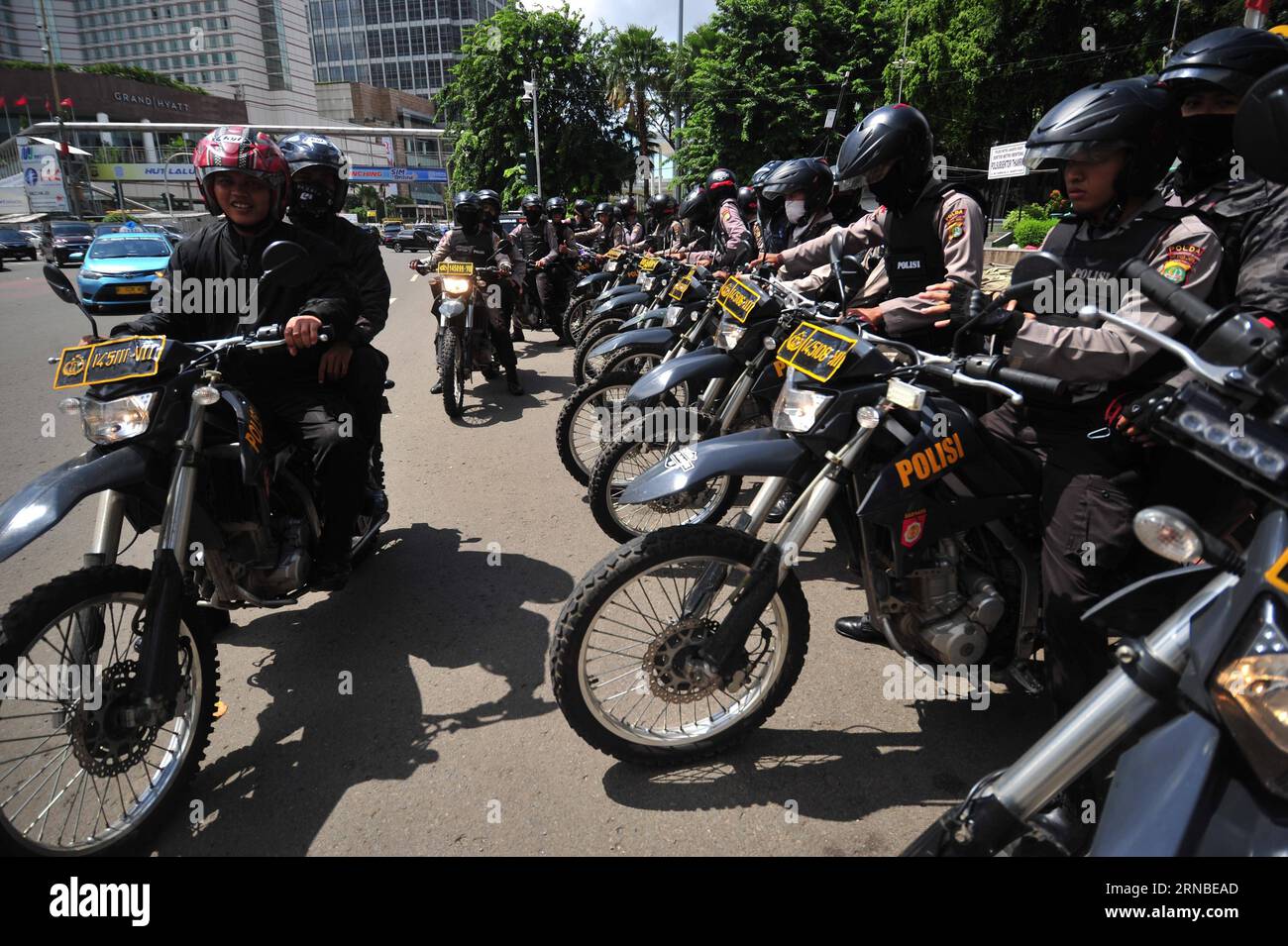 (160303) -- JAKARTA, March 3, 2016 -- Indonesian policemen guard a main ...