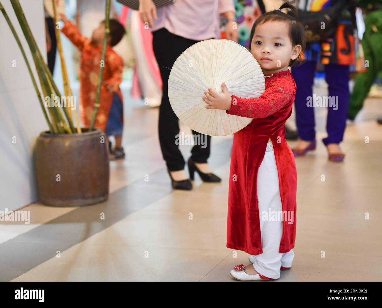 Child, ao dai hi-res stock photography and images - Alamy