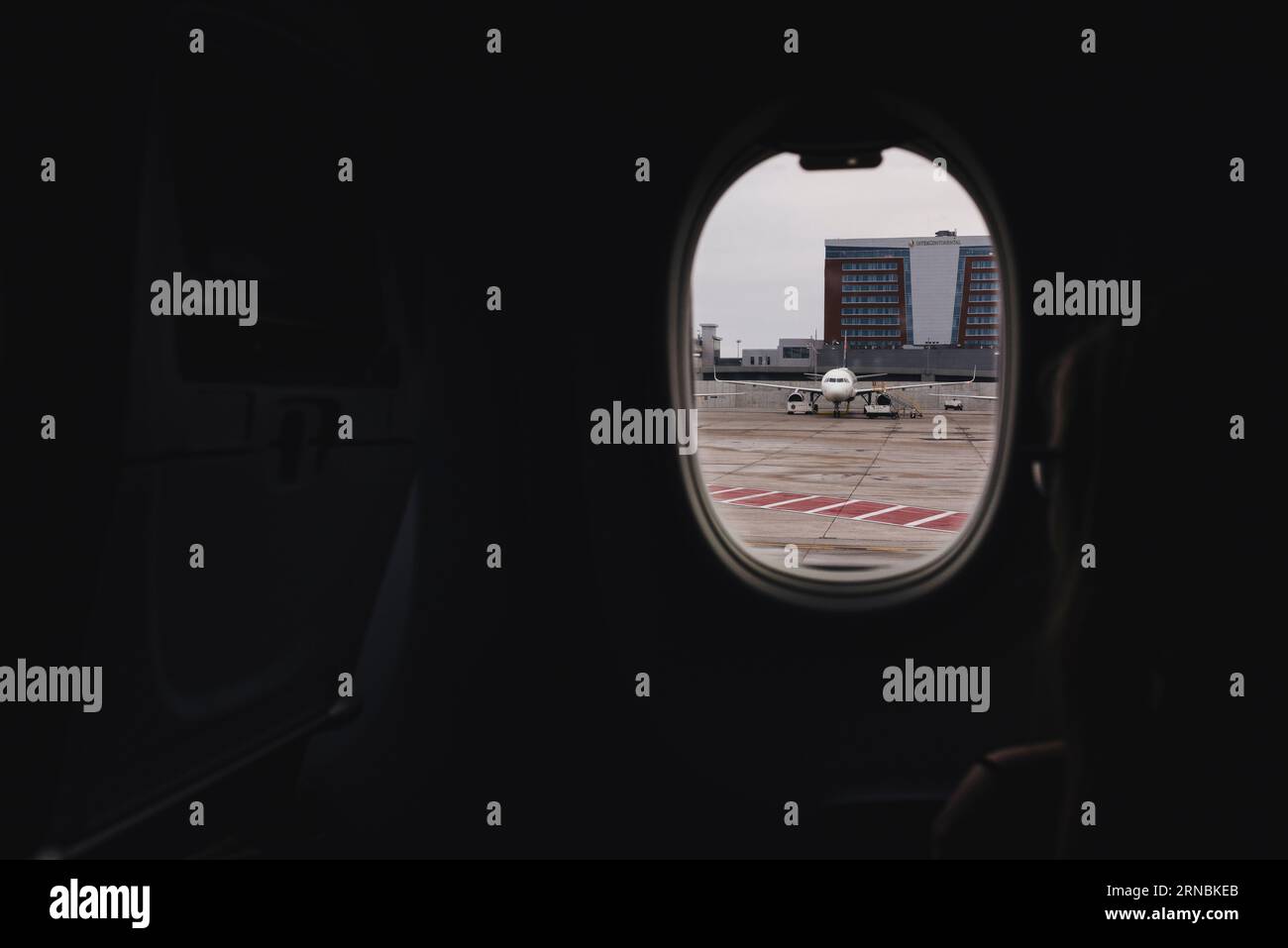 Airport window view hi-res stock photography and images - Alamy