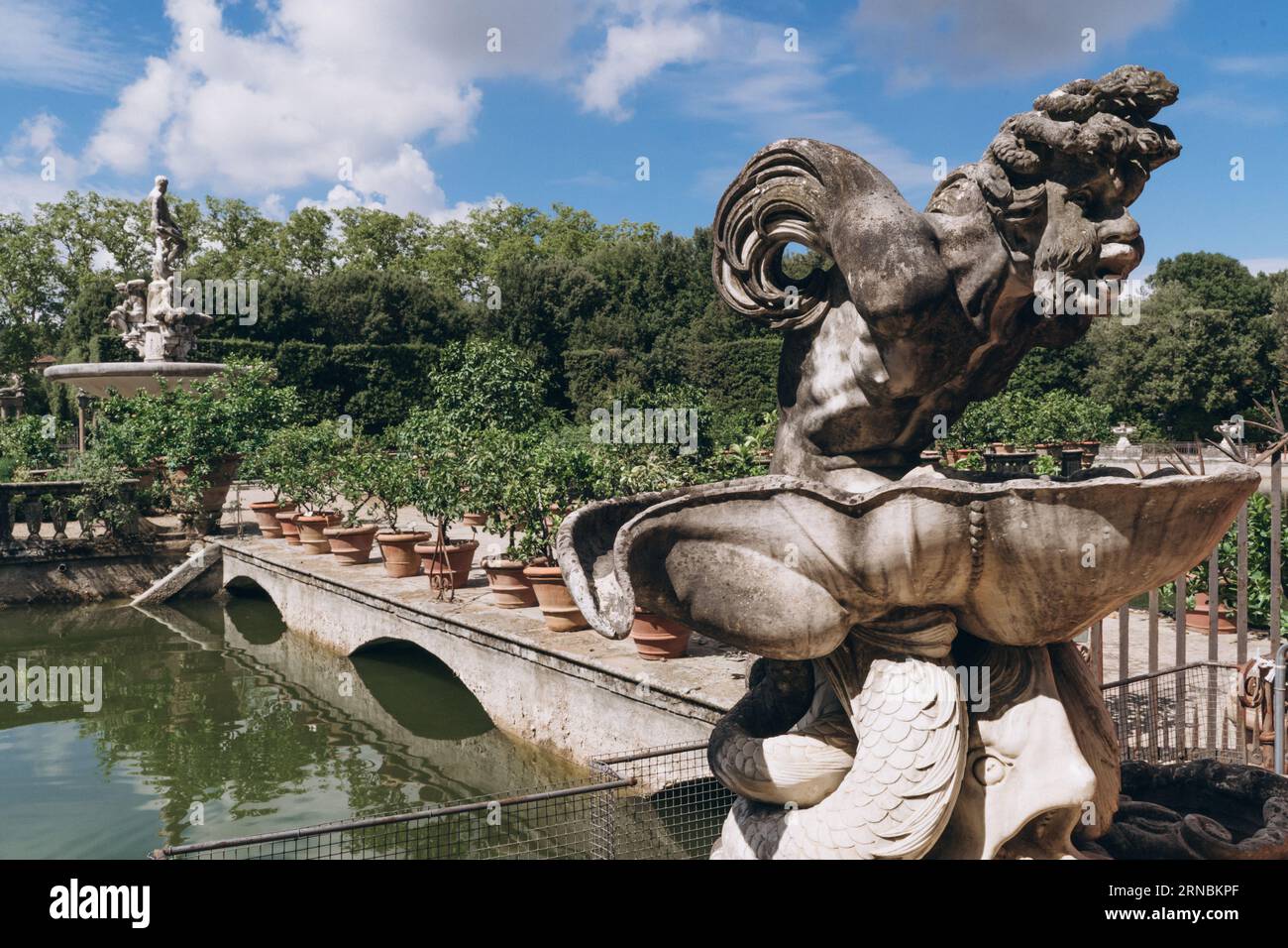 Sculptures at Fontano dell Oceano, in the Boboli Gardens, Florence ...
